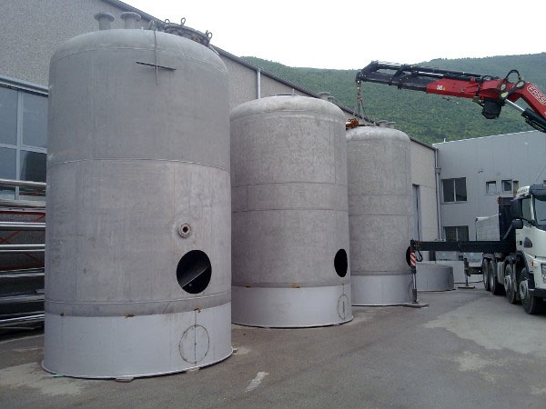 La produzione di vari serbatoi, recipienti a pressione, container e ...